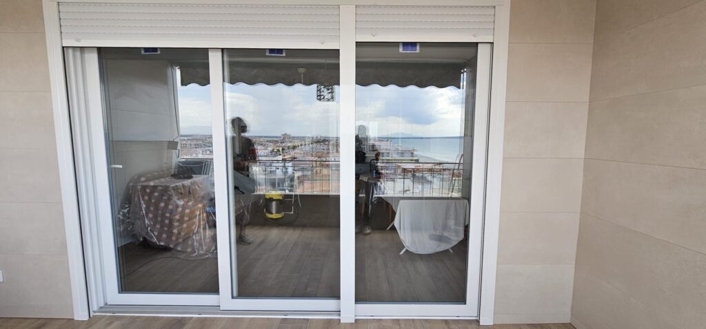 Balconera de PVC de 3 hojas con persiana - Distribuidor de Ventanas de ...
